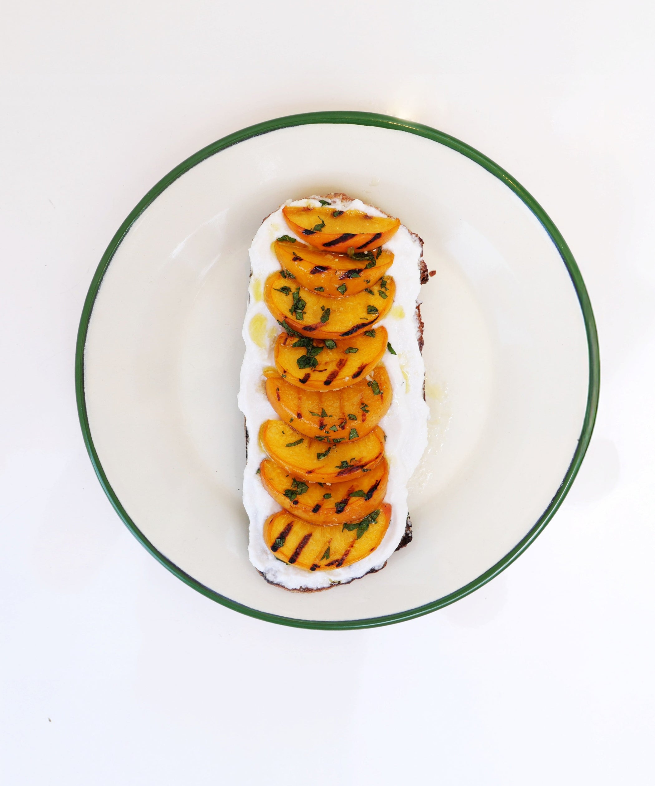 Tostada de melocotón, queso fresco y miel – Supernormal